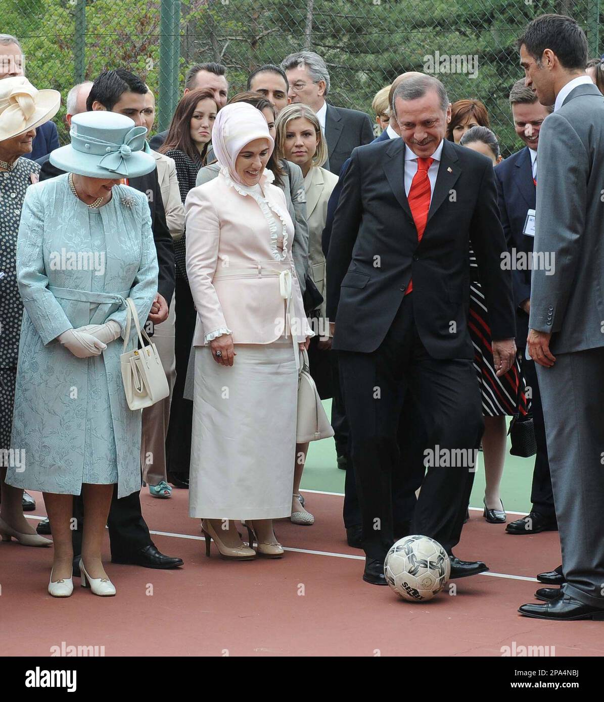Britain's Queen Elizabeth II, left, Turkish Prime Minister Tayyip ...