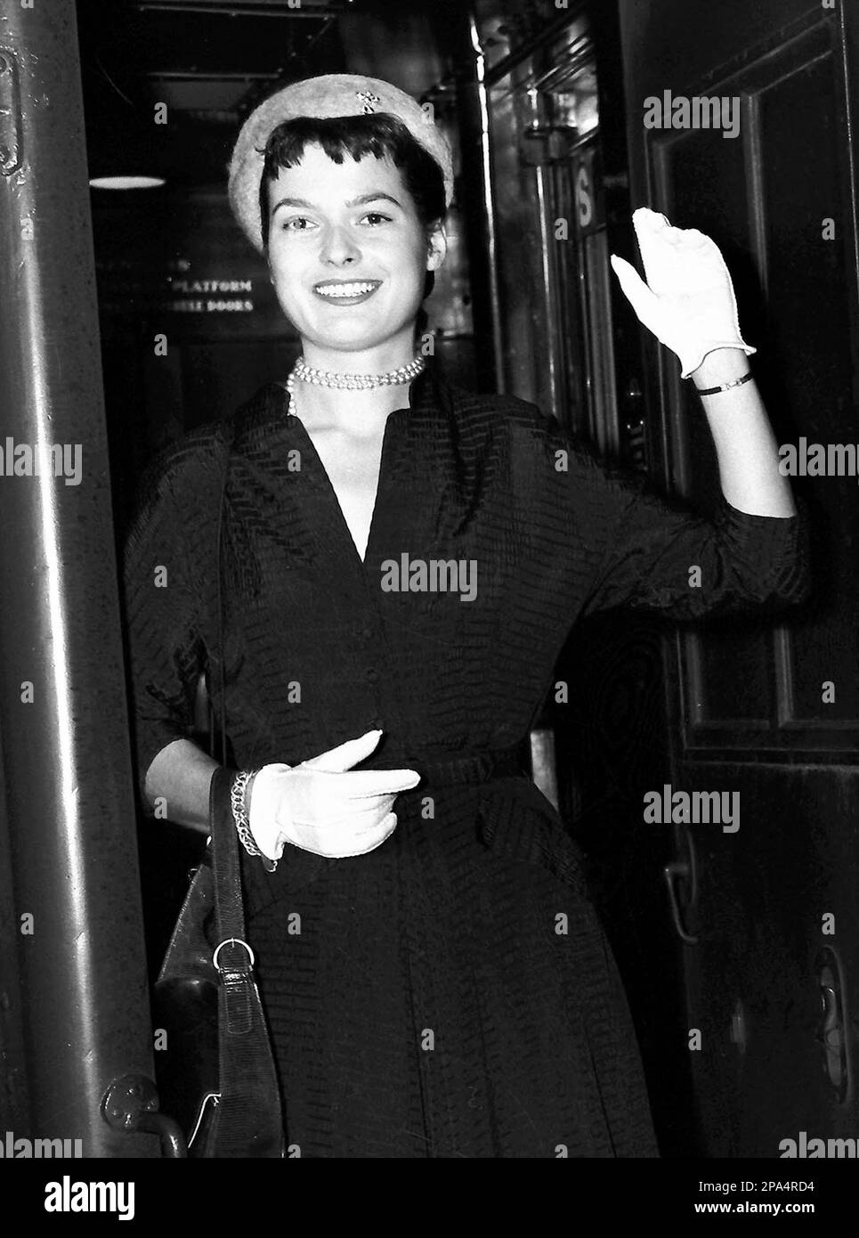 ** FILE ** In this Aug. 30, 1949 file photo, Fashion designer Liz ...