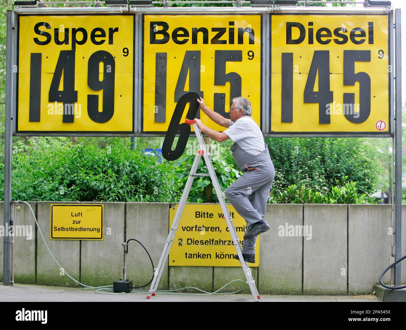 Ein Mitarbeiter aendert am Dienstag, 13. Mai 2008, die Preise fuer ...