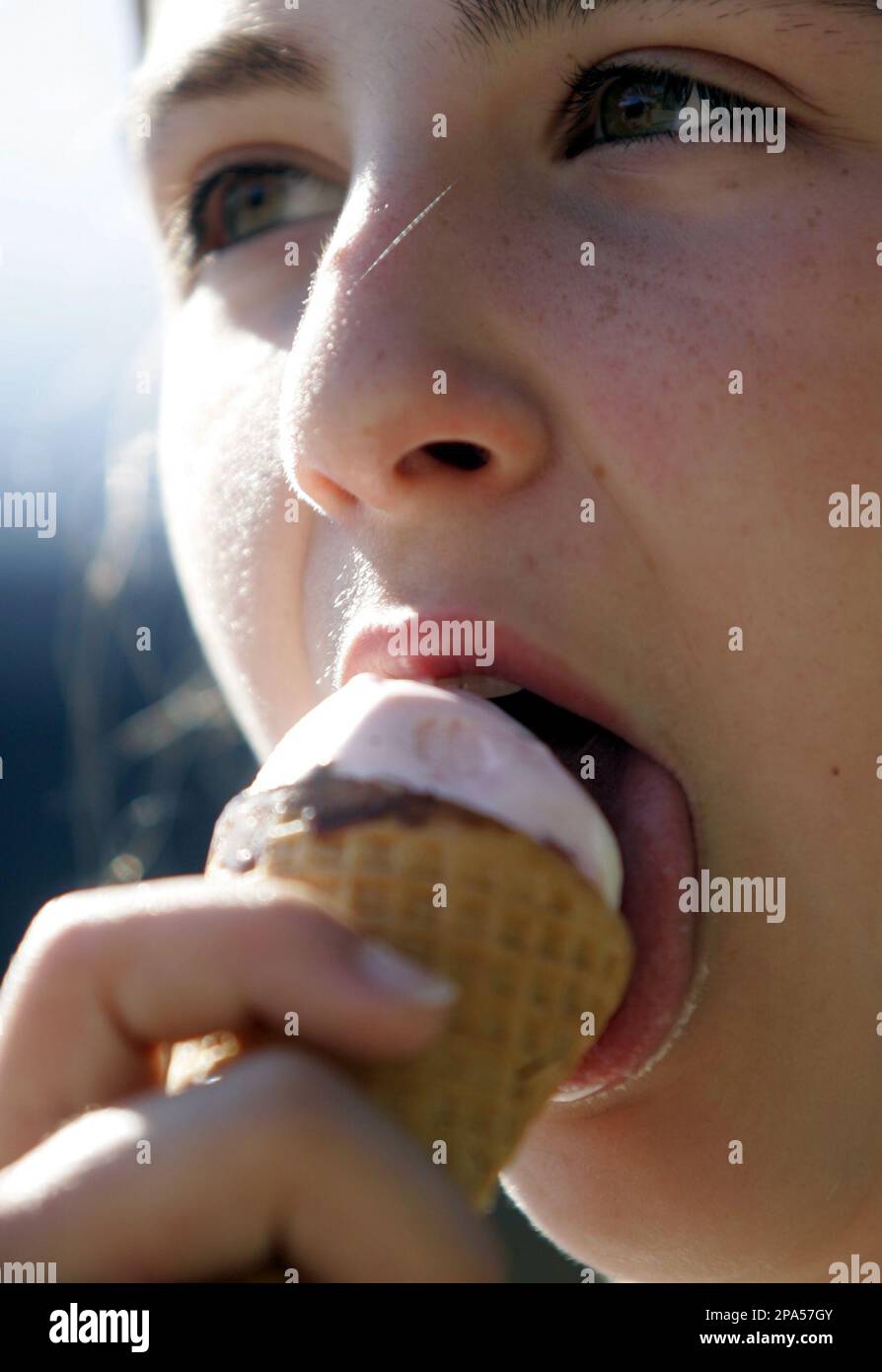 Mit einem Eis geniesst eine Sabrina Cardillo, Besucherin des Strandbads ...
