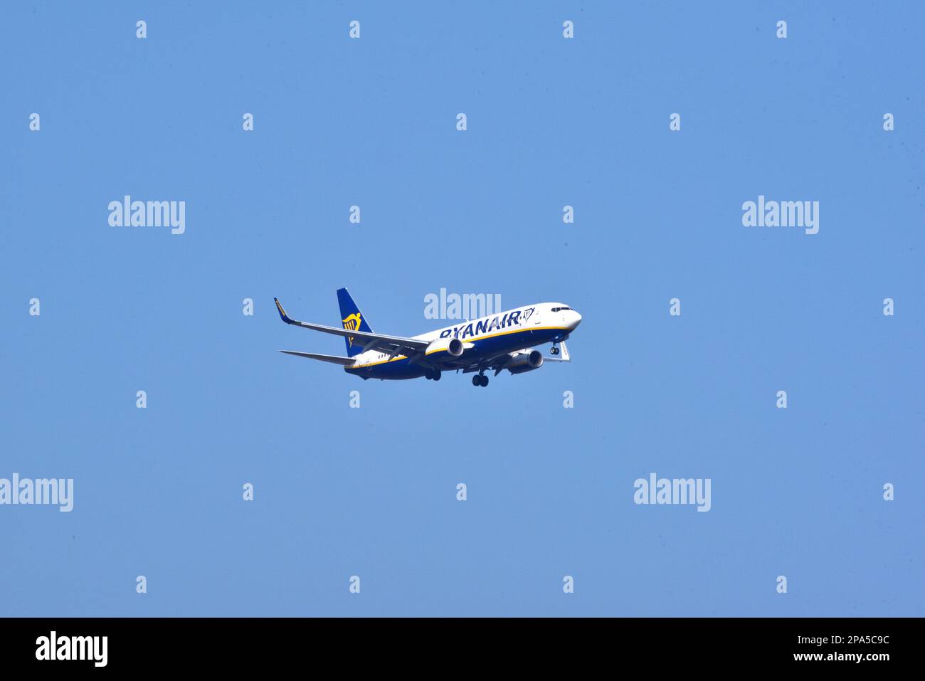 Ryanair's Polish registered Boeing 737-8AS SP-RSQ on final approach to ...
