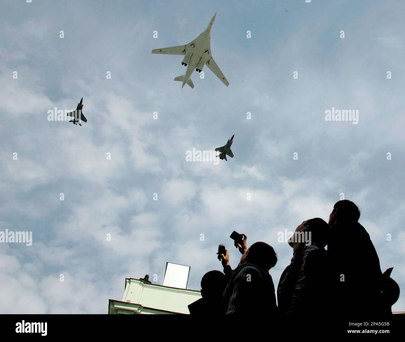 Russian fighter jets launch flares as they fly above downtown Moscow in ...