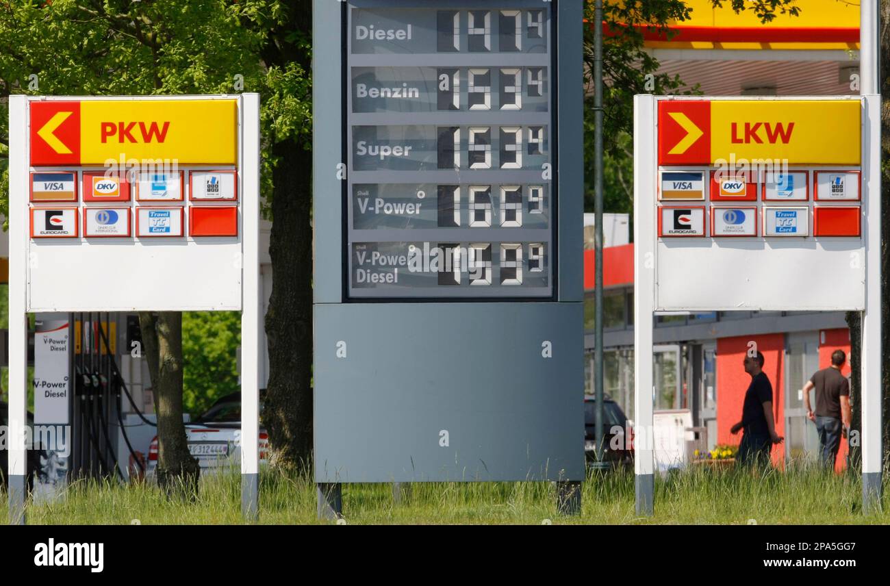 Eine Preistafel an einer Tankstelle bei Bremen zeigt am Freitag, 9. Mai ...