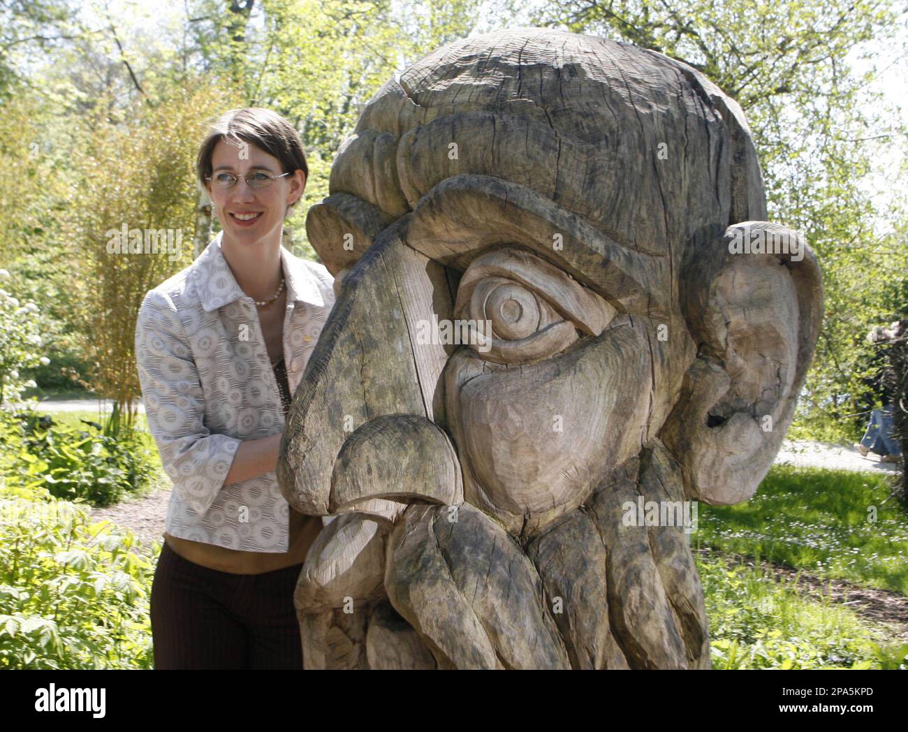 Graefin Bettina Bernadotte posiert am Donnerstag, 8. Mai 2008, neben einem aus dem Stamm eines ...