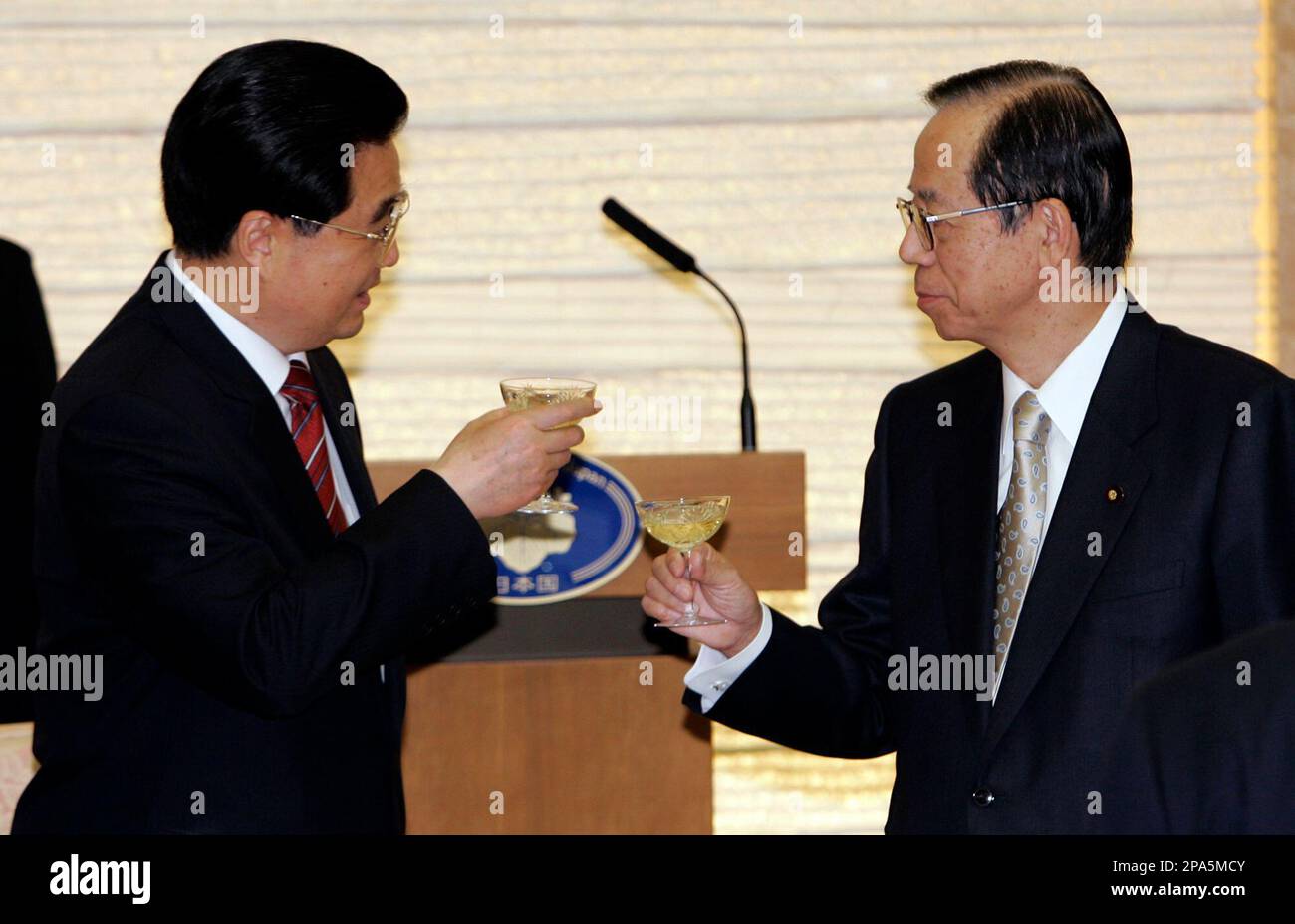 Chinese President Hu Jintao, left, shares a toast with Japanese Prime ...