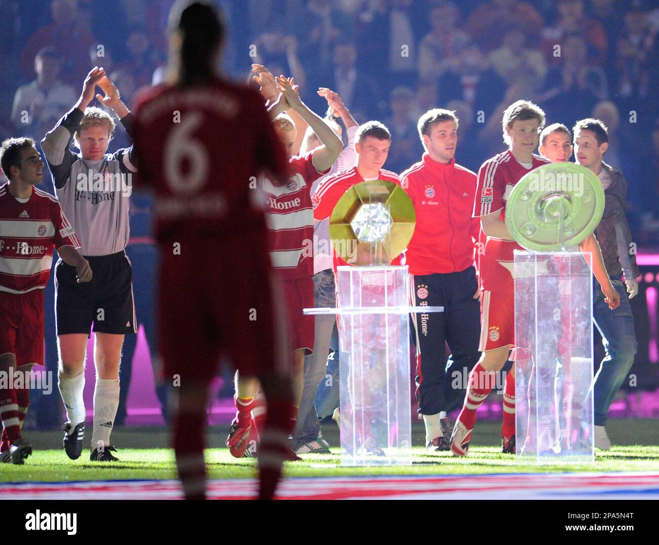Munich players celebrate their win of the German soccer championship ...