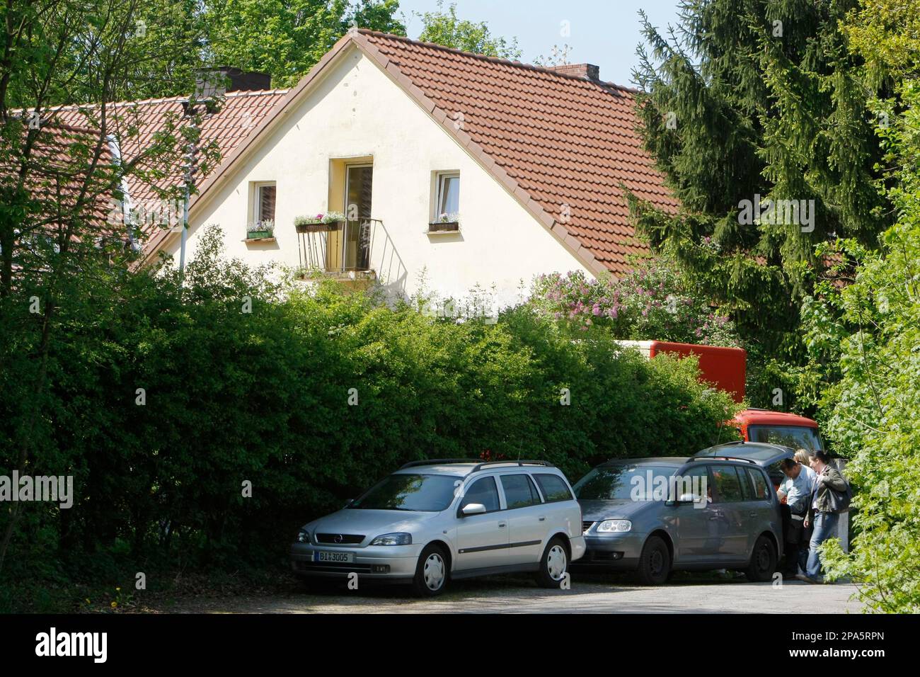 Polizeifahrzeuge stehen am Mittwoch, 7. Mai 2008, vor einem einem vom Verein "Collegium Humanus ...