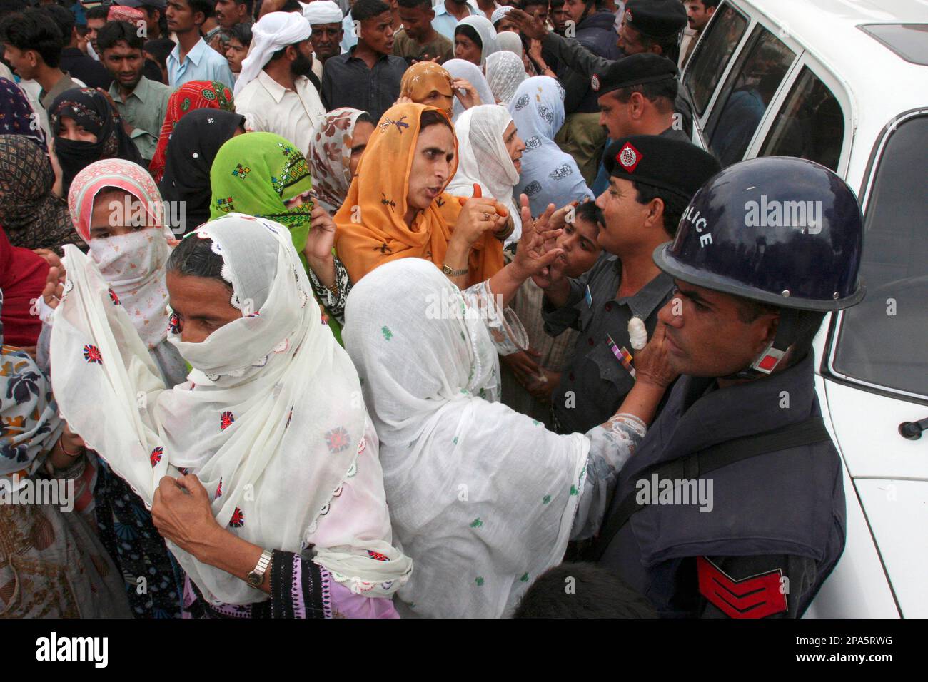 Pakistani women living in a troubled neighborhood in Karachi's Lyari ...