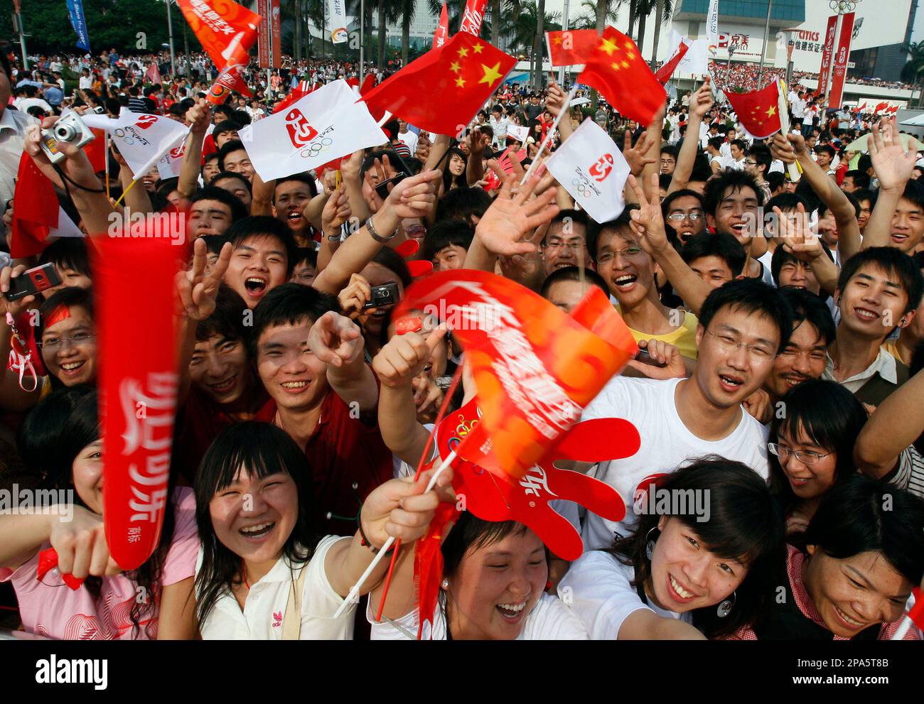 Chinese people cheer as they waiting for the arrival of the day's last ...