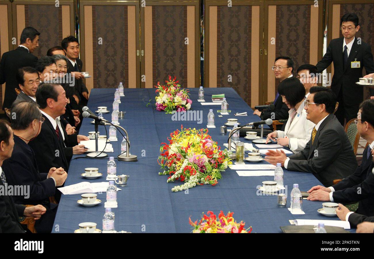 Chinese President Hu Jintao, second from right, meets with Ichiro Ozawa ...