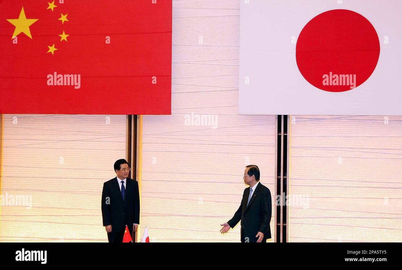 Chinese President Hu Jintao, left, and Japanese Prime Minister Yasuo ...