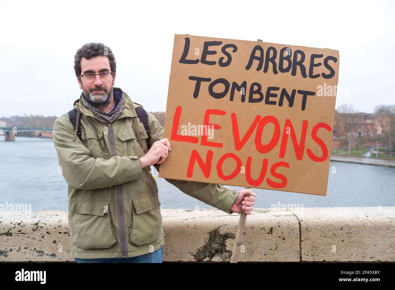 Manifestant avec pancarte hi-res stock photography and images - Alamy