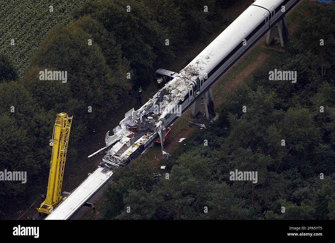 ** ARCHIV ** Ein Wagen der Transrapid-Schwebebahn liegt am 23 ...