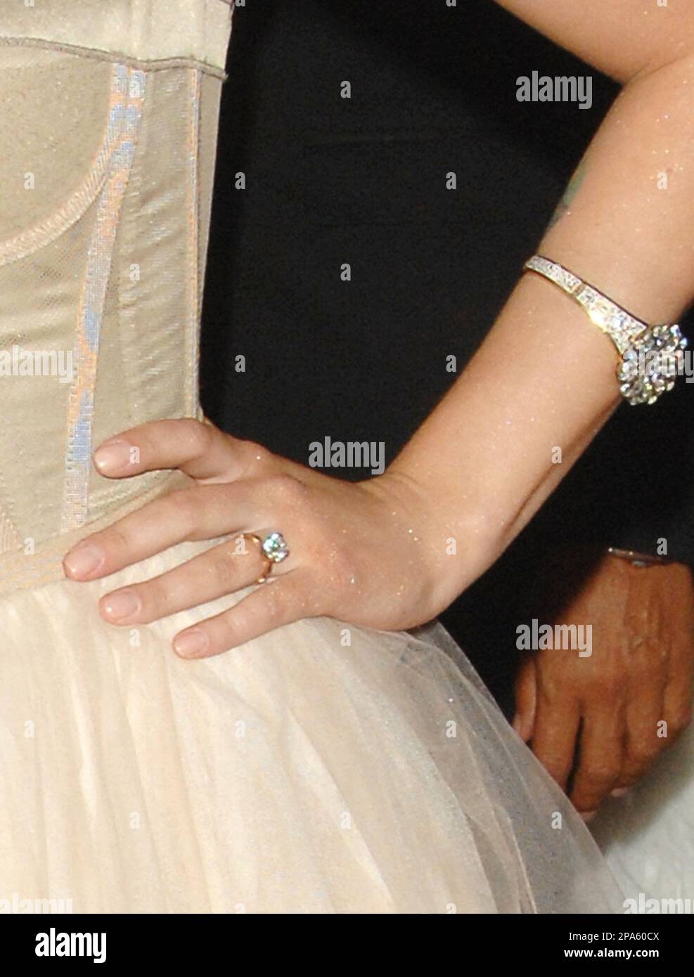 ** RECROPPED VERSION OF NYKV135 ** Scarlett Johansson wears a diamond ...