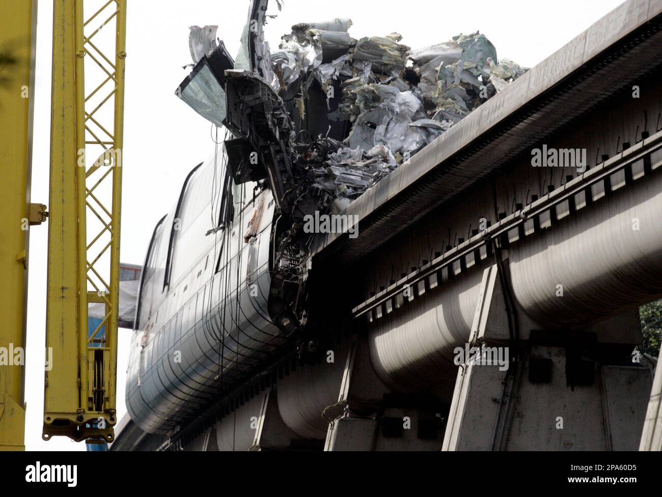 ** ARCHIV ** Das Wrack einer Transrapid-Schwebebahn steht am 23 ...