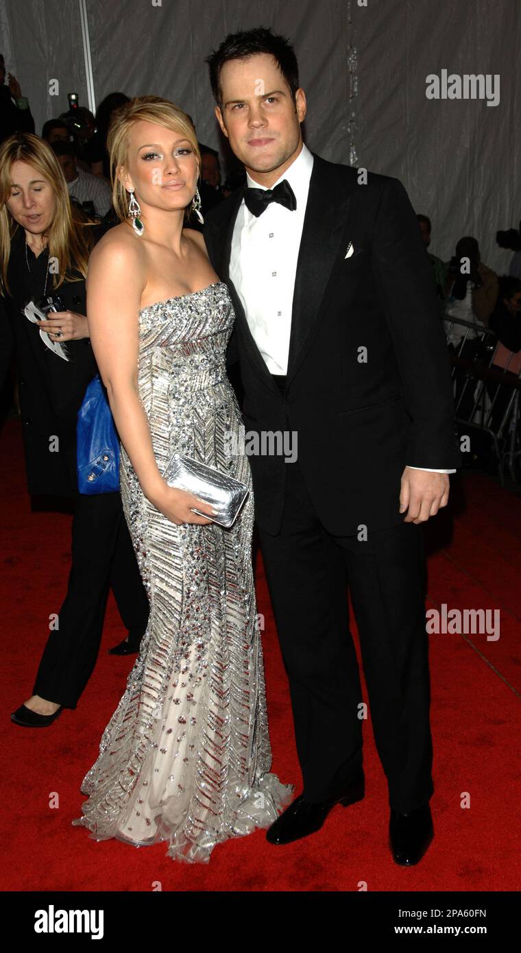 Singer Hilary Duff arrives with New York Islanders' Mike Comrie at the ...