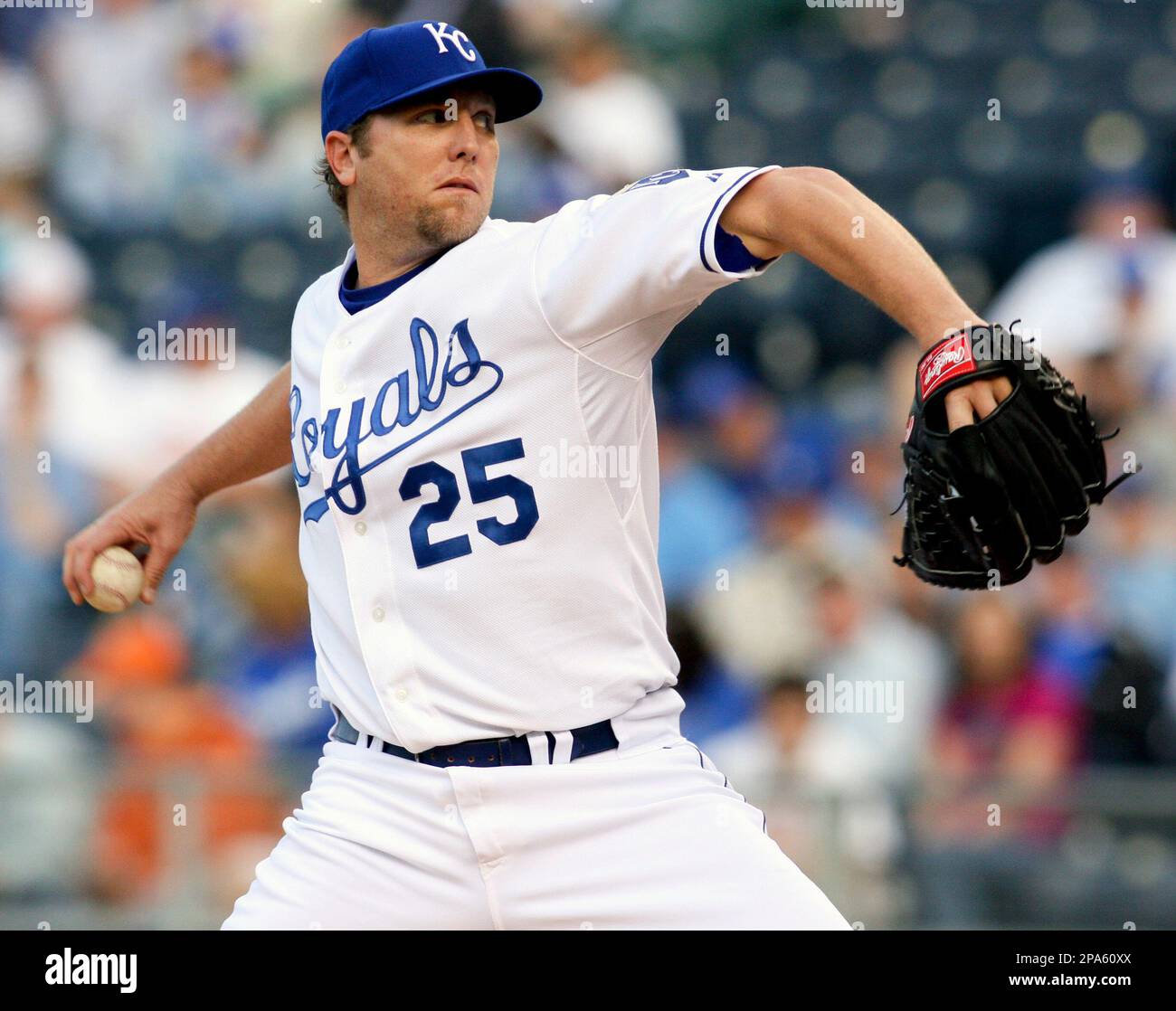 Kansas City Royals starting pitcher Brett Tomko throws during the first ...