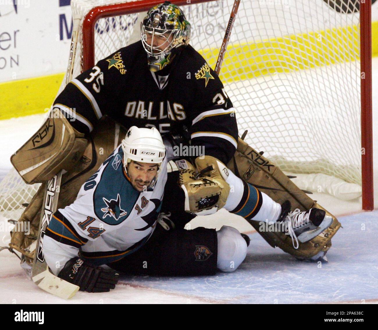 San Jose Sharks right wing Jonathan Cheechoo (14) slides into Dallas ...