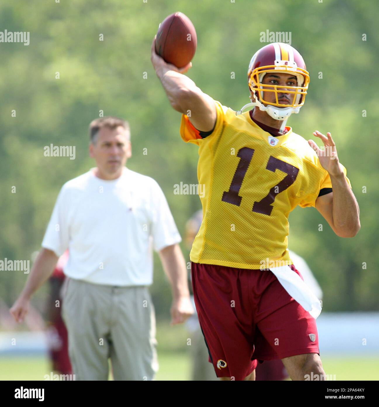 Washington Redskins quarterback Jason Campbell (17) throws a pass as ...