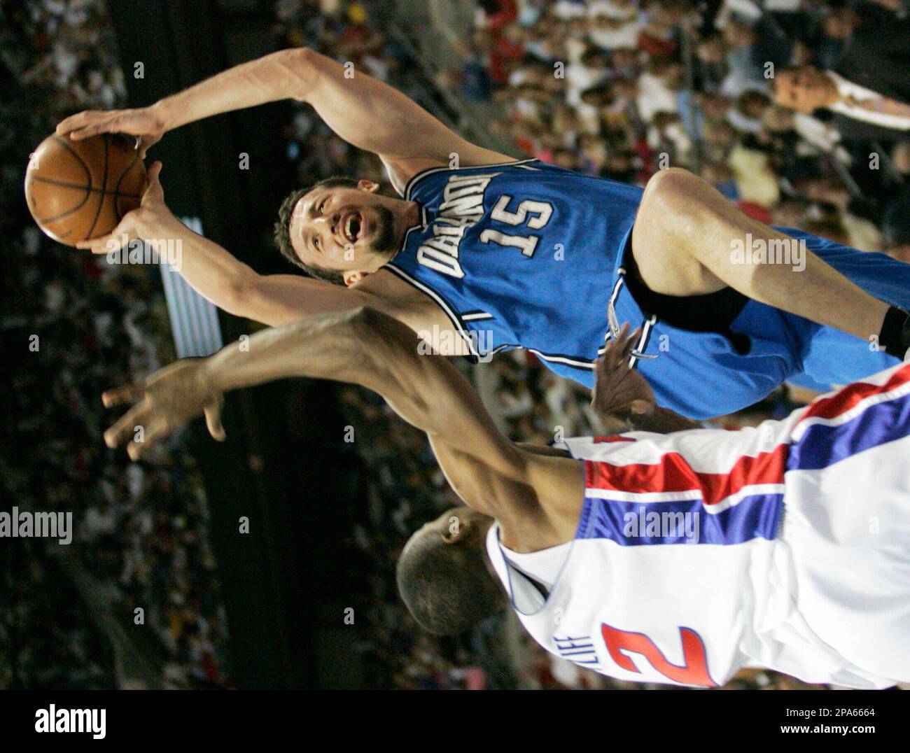 Orlando Magic forward Hedo Turkoglu (15) , of Turkey, shoots over ...