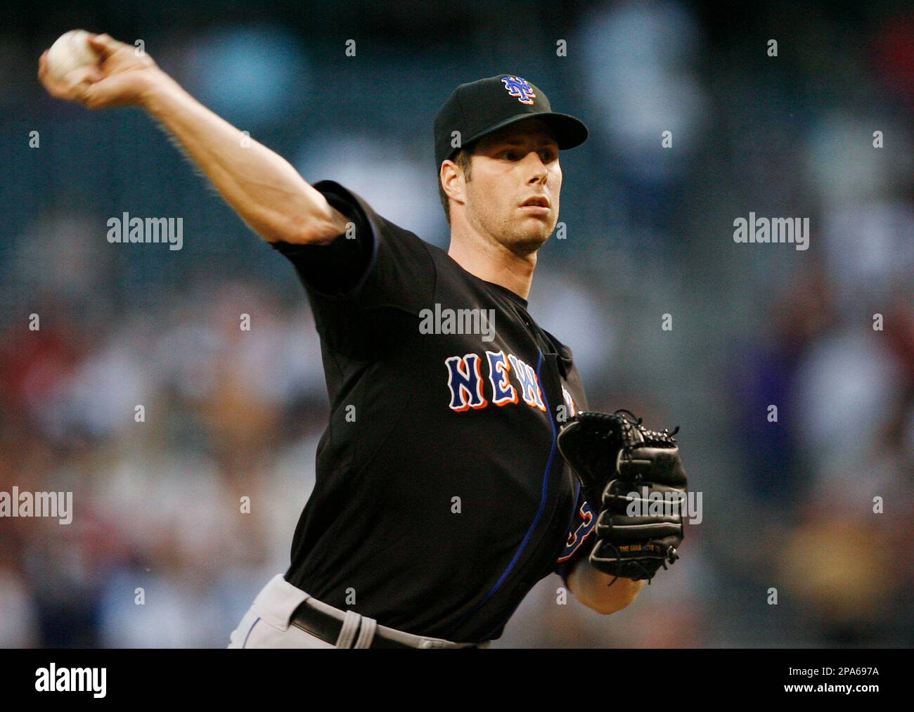 New York Mets' John Maine throws against the Arizona Diamondbacks in ...