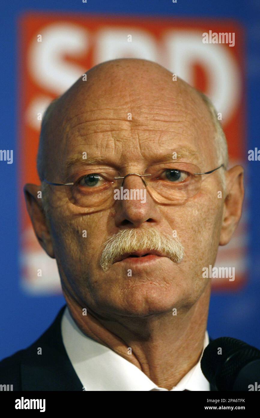 ** ARCHIV ** Der SPD-Fraktionsvorsitzende Peter Struck, aufgenommen am ...
