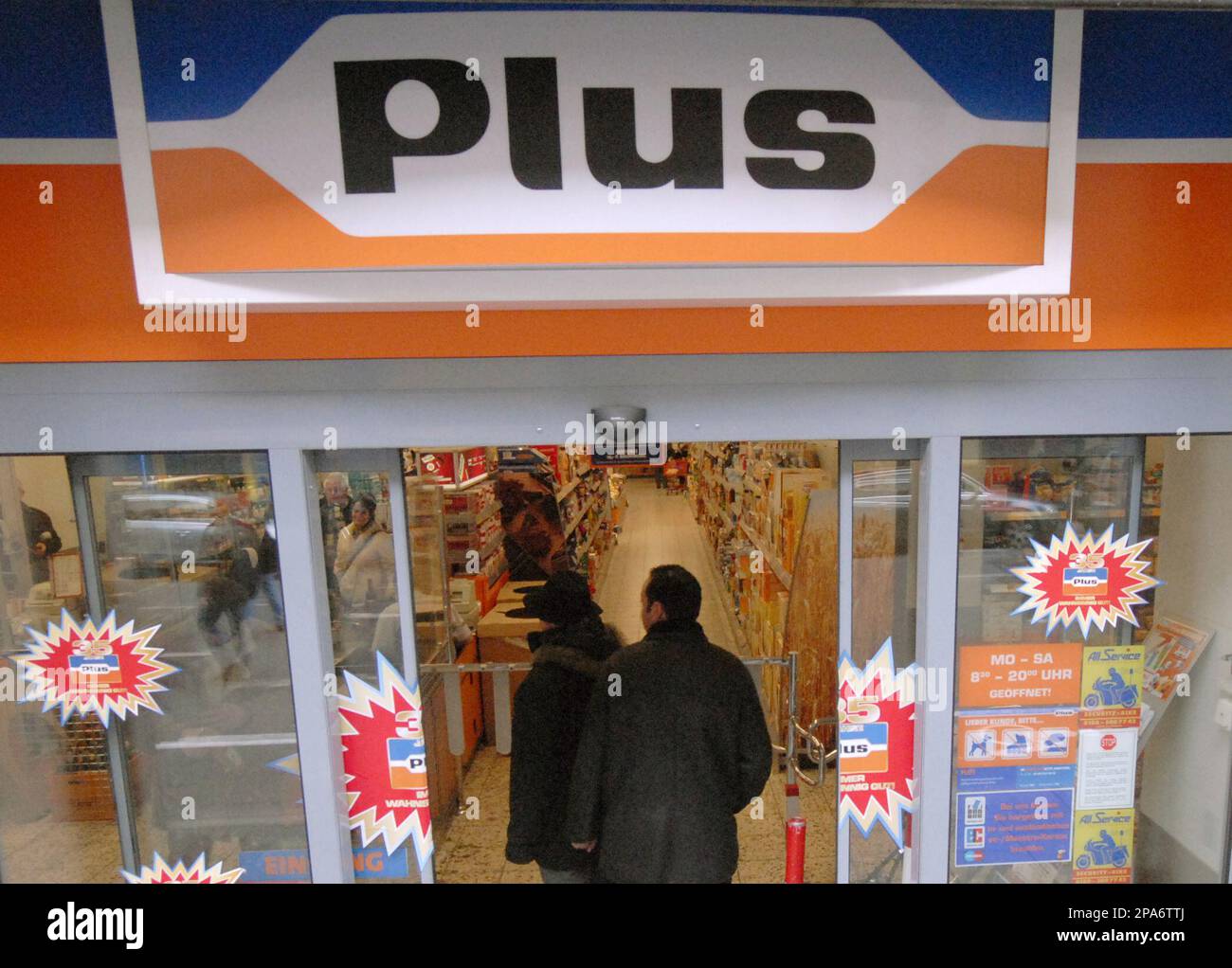 ** ARCHIV ** Eine Filiale des Discounter Plus, fotografiert am Freitag ...