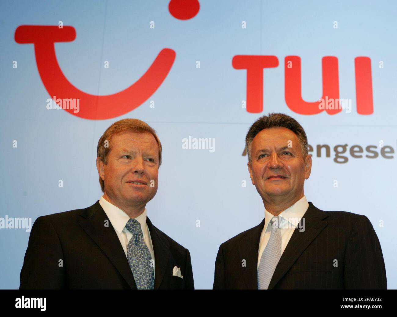 **ARCHIV**TUI AG Aufsichtsratsvorsitzender Juergen Krumnow, links, und ...