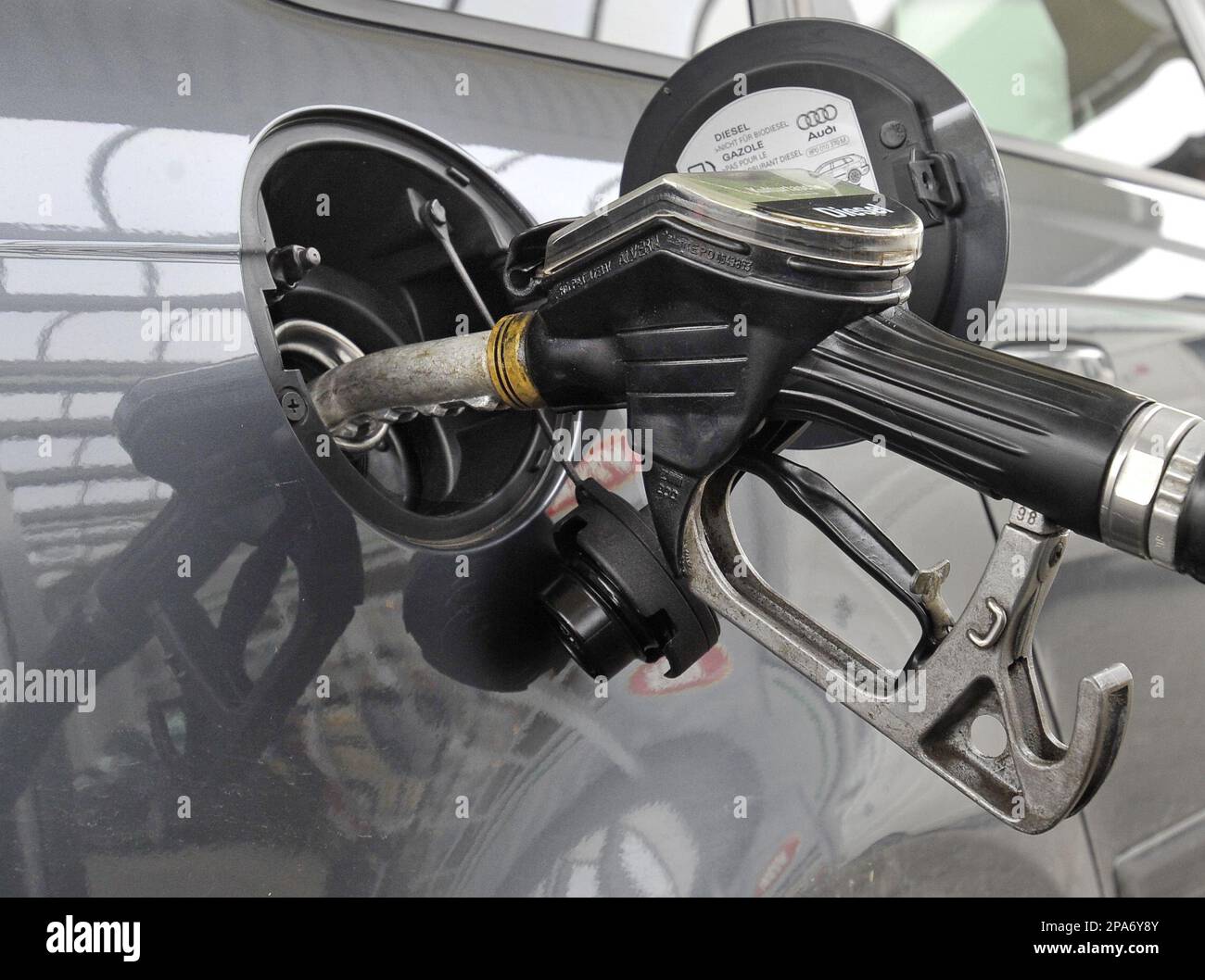 ** ARCHIV ** Eine Zapfpistole steckt am 18. April 2008 im ...
