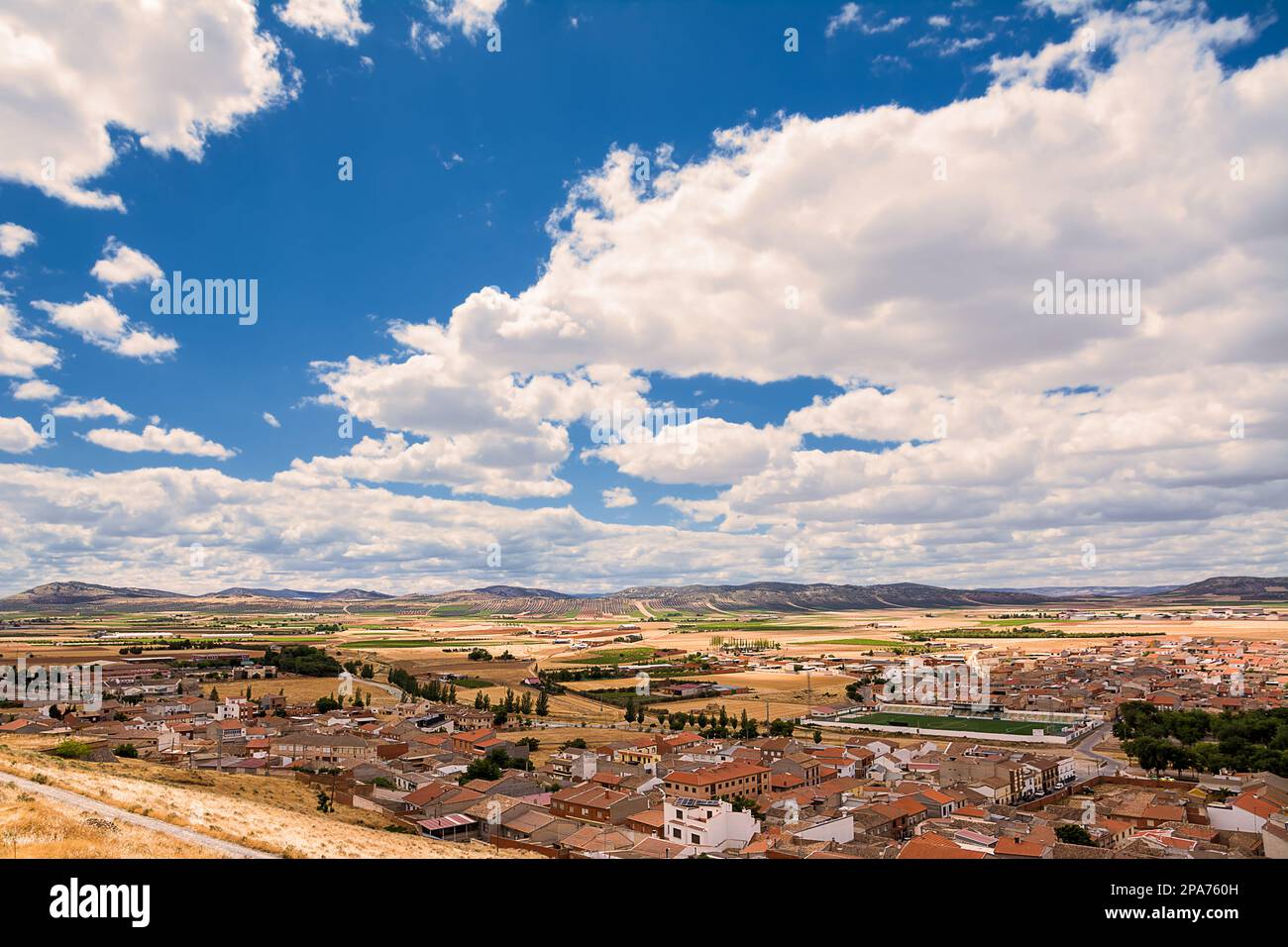 Panorama of the territory of La Mancha and the town of Consuegra Stock ...
