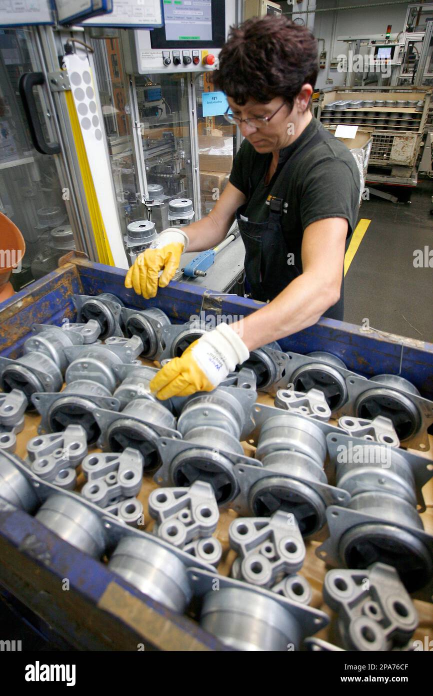 ** ARCHIV ** Eine Mitarbeiterin der Continental AG arbeitet am 8 ...