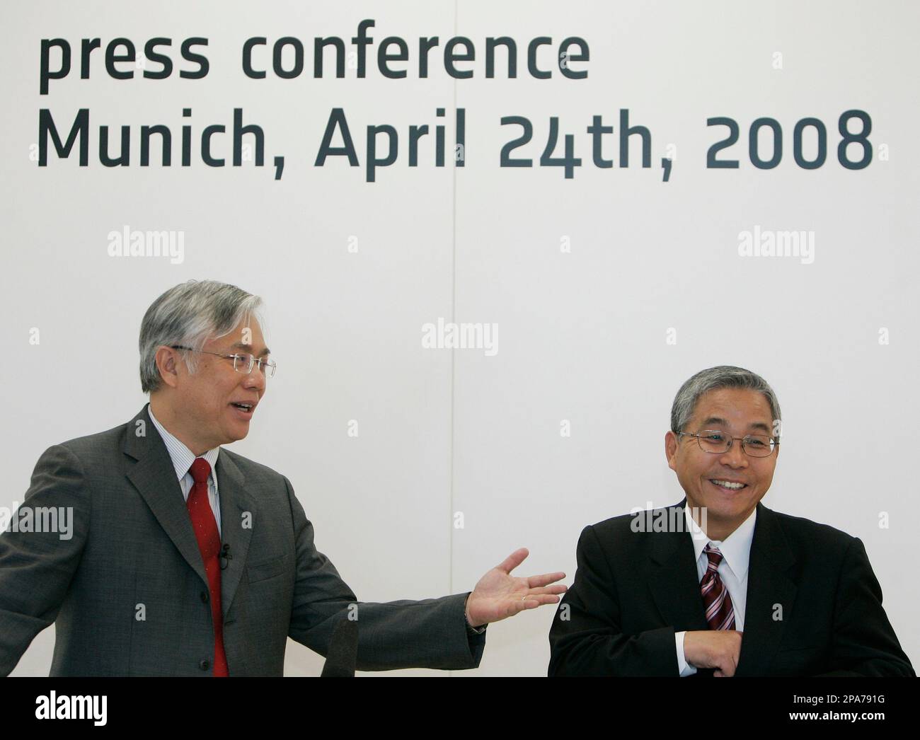 Kin Wah Loh, President and CEO of Qimonda AG, left, and Yukio Sakamoto ...