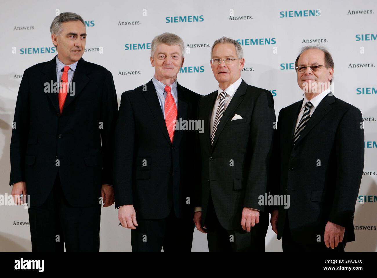 ** ARCHIV ** Die Mitglieder des Siemens Vorstandes Peter Loescher ...