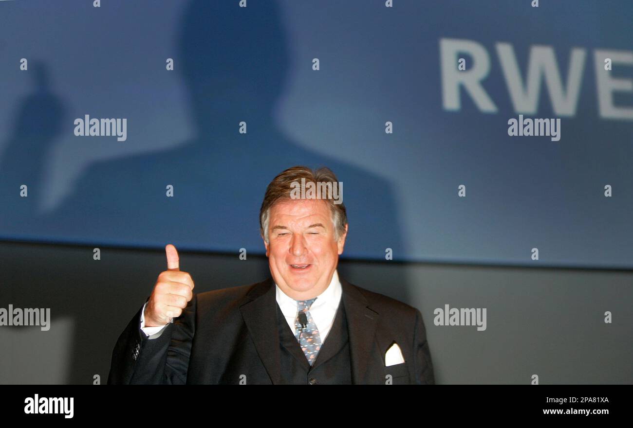Der RWE Vorstandsvorsitzende Juergen Grossmann gestikuliert am ...