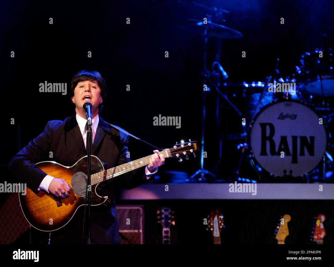Der Musiker und Darsteller Joey Curatolo (Paul McCartney) tritt am ...