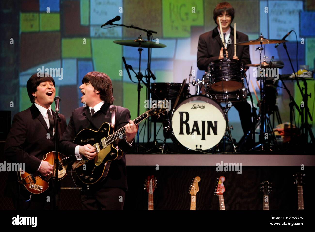 Die Musiker und Darsteller Joey Curatolo (Paul McCartney), Joe Bithorn ...