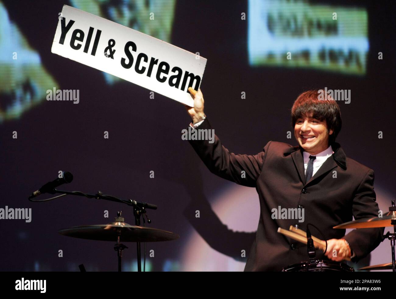 Der Musiker und Darsteller Ralph Castelli (Ringo Starr) haelt am ...