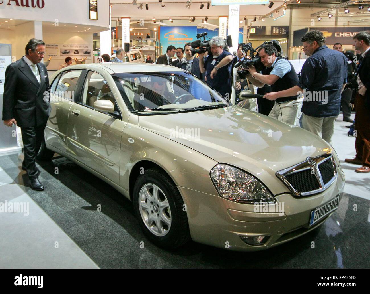 ** ARCHIV ** Besucher betrachten am 1. April 2005 auf der Automobil ...