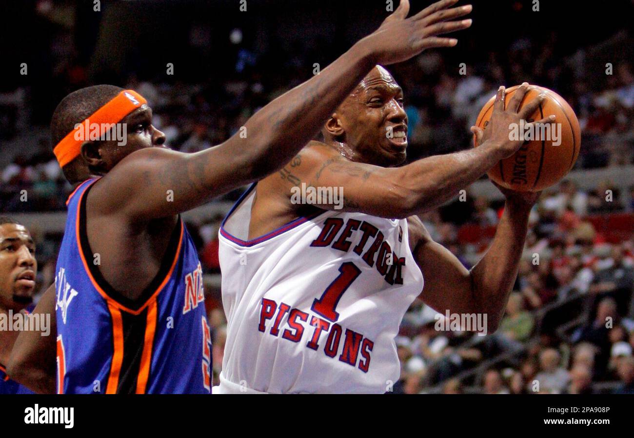 Detroit Pistons center Chauncey Billups (1) looks to pass while ...