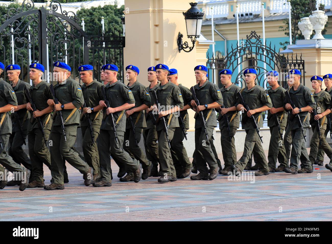 Soldiers of Ukrainian army take an oath near Verkhovna Rada. Armed ...