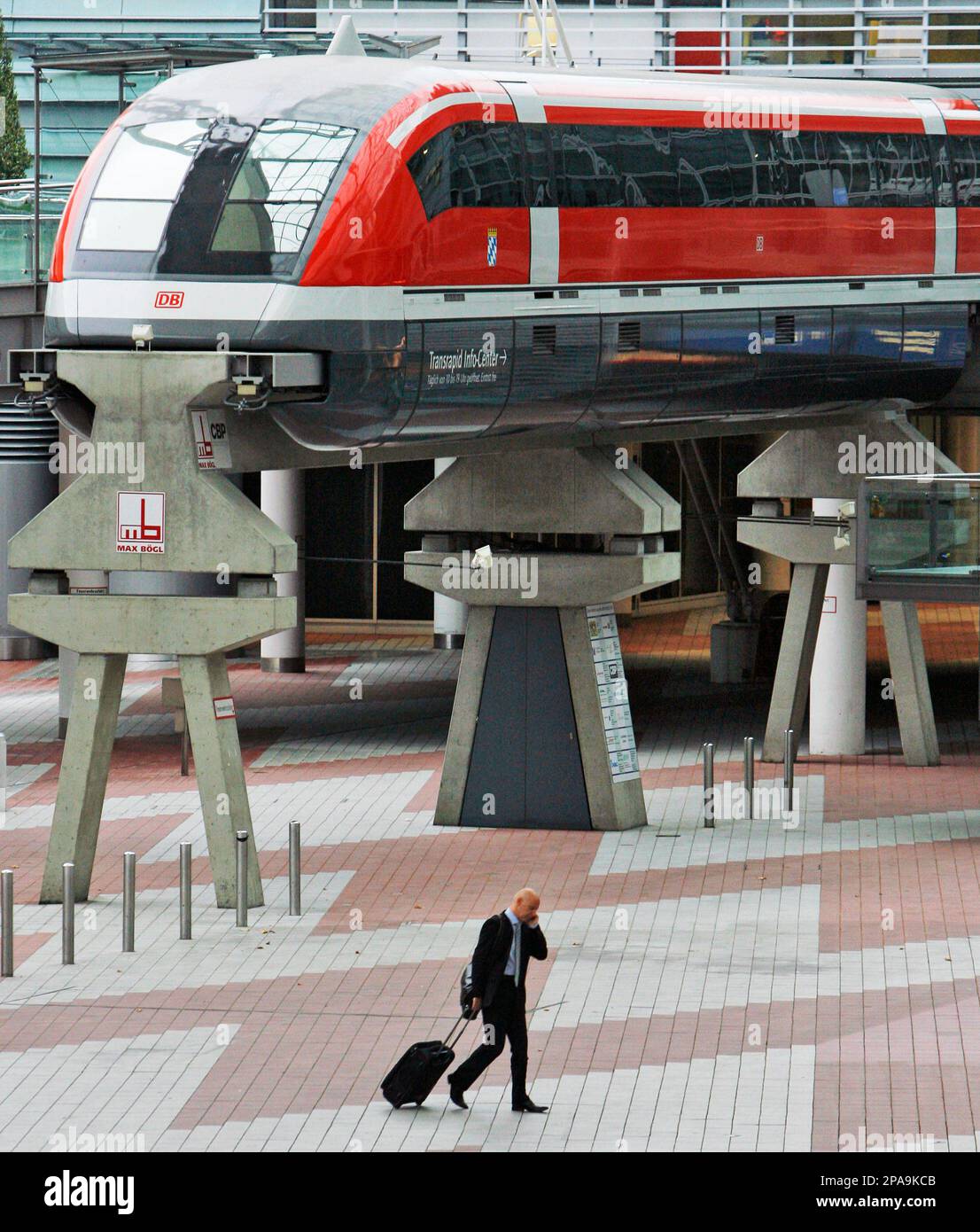 ** ARCHIV ** Ein Reisender geht am 25. September 2007 am Modell der ...