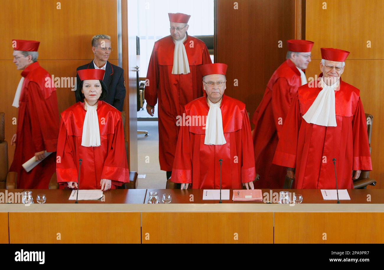 Die Richter des Ersten Senats des Bundesverfassungerichts,von links ...