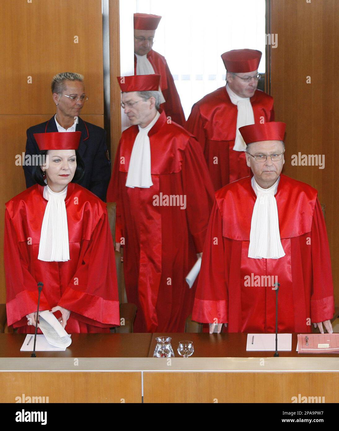 Die Richter des Ersten Senats des Bundesverfassungerichts,von links ...