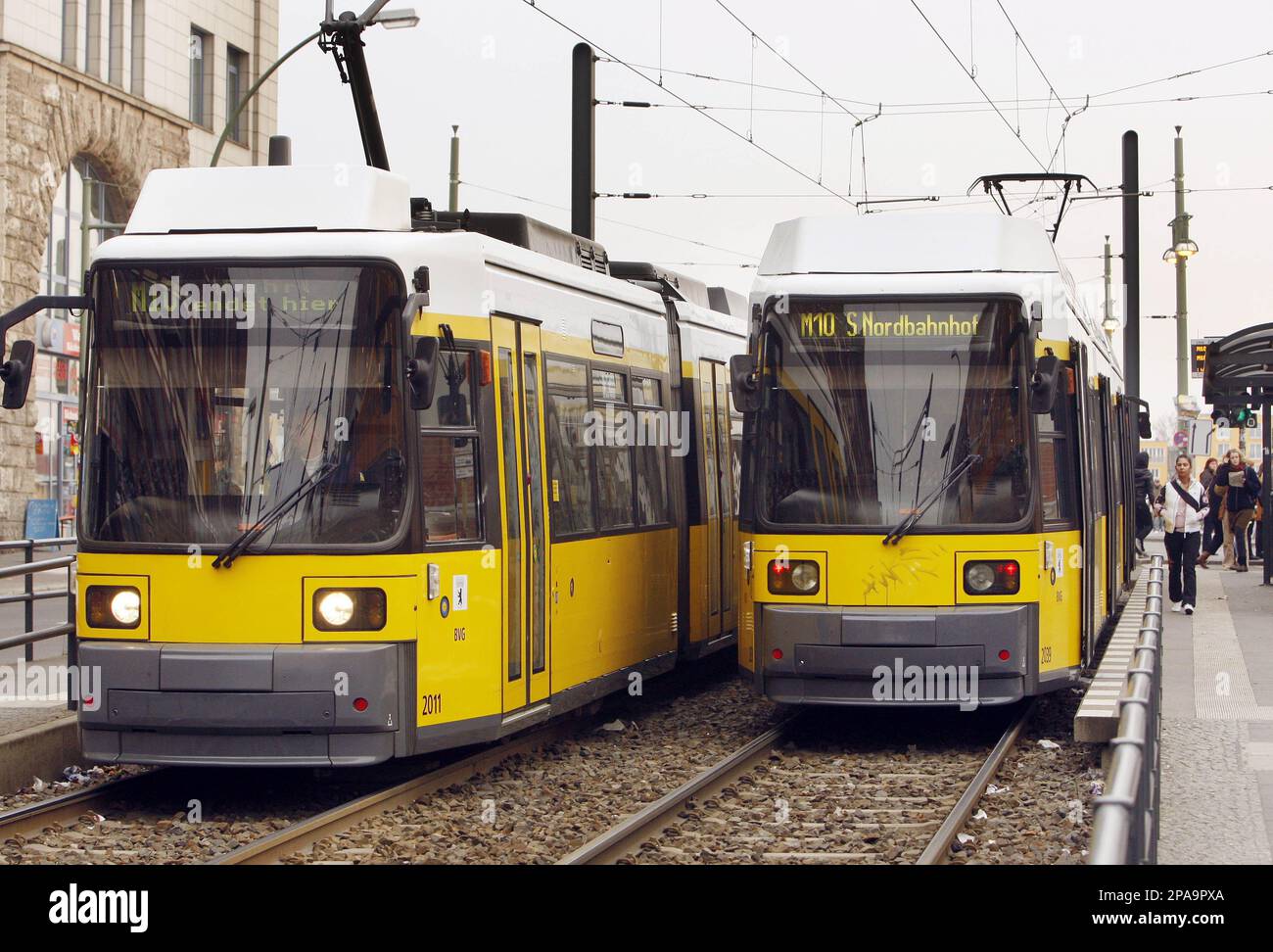 Zwei Strassenbahnen der Berliner Verkehrsbetriebe BVG halten am ...