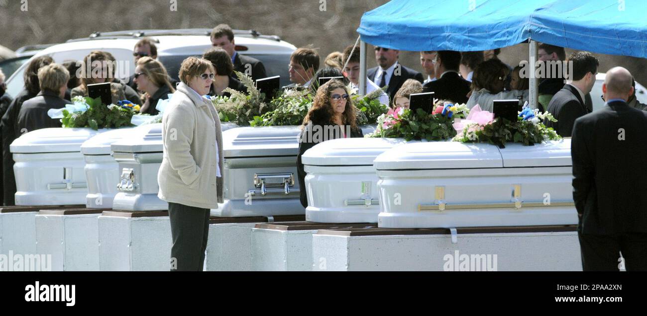 Mourners pay their final respects after the graveside services of ...