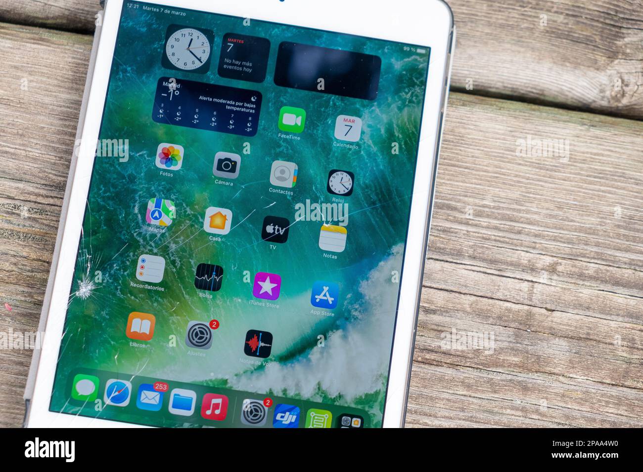 Madrid, Spain. 03-07-2023: Ipad mini with broken screen Stock Photo - Alamy