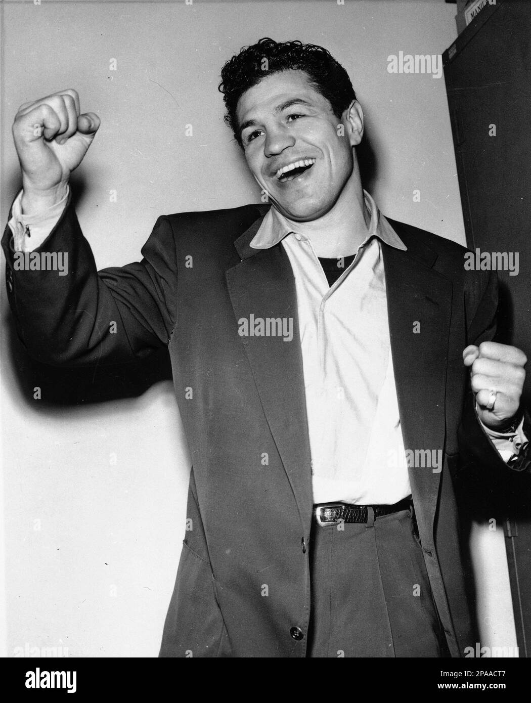 ** FILE ** Boxer Art Aragon strikes a jubilant pose after Superior ...