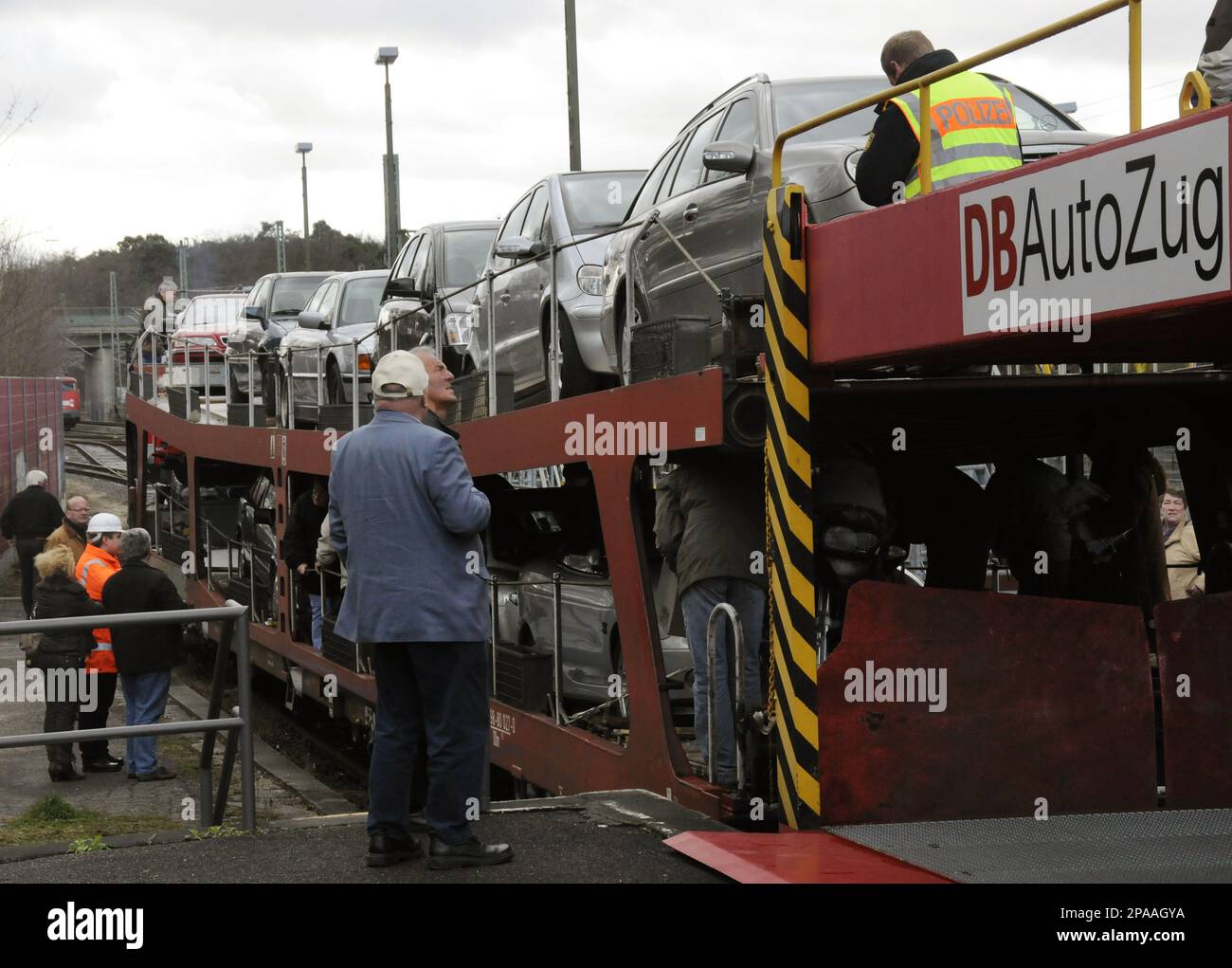 Polizisten und Reisende untersuchen am Dienstag, 25. Maerz 2008, in Neu ...