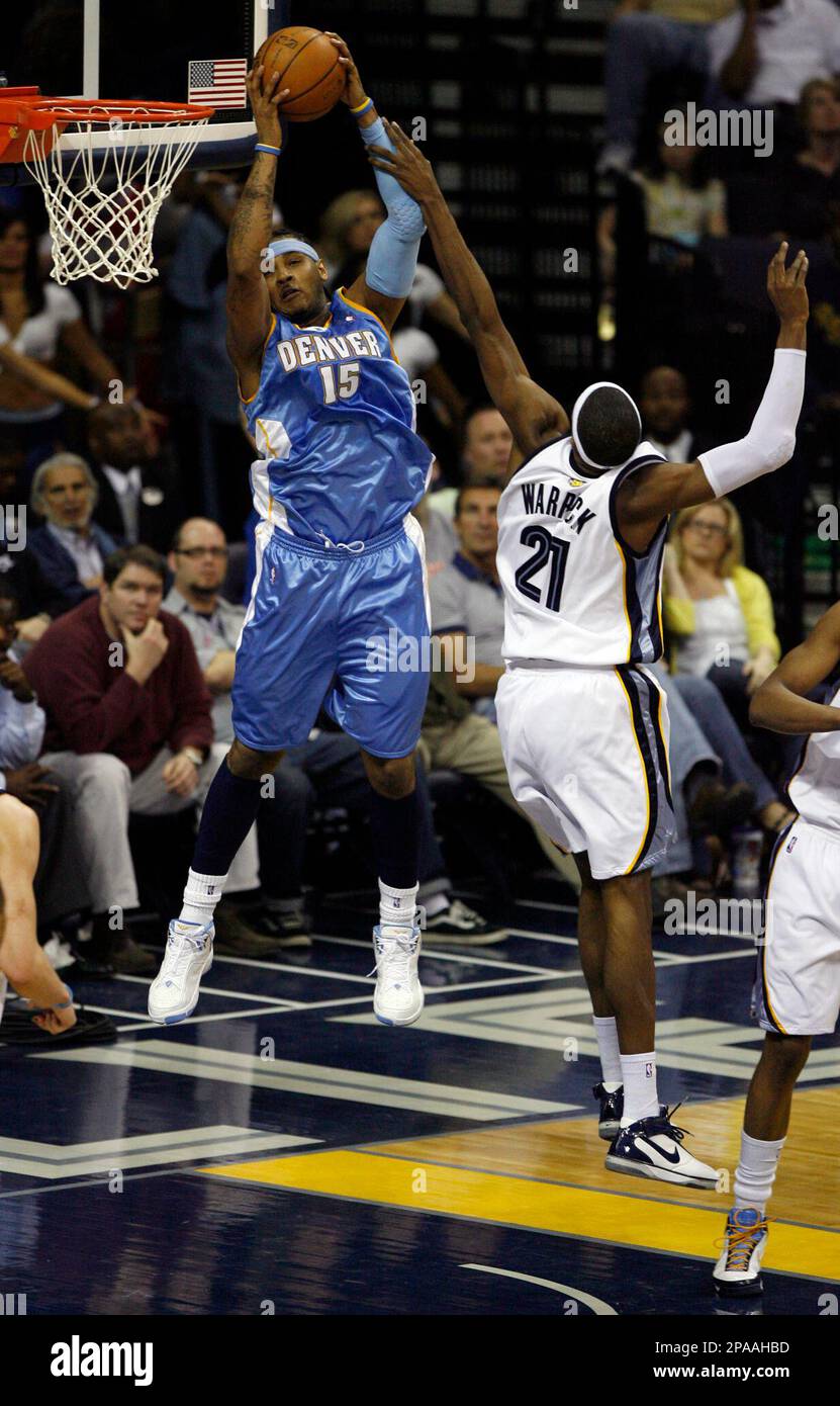 Denver Nuggets forward Carmelo Anthony (15) goes to the hoop as Memphis ...