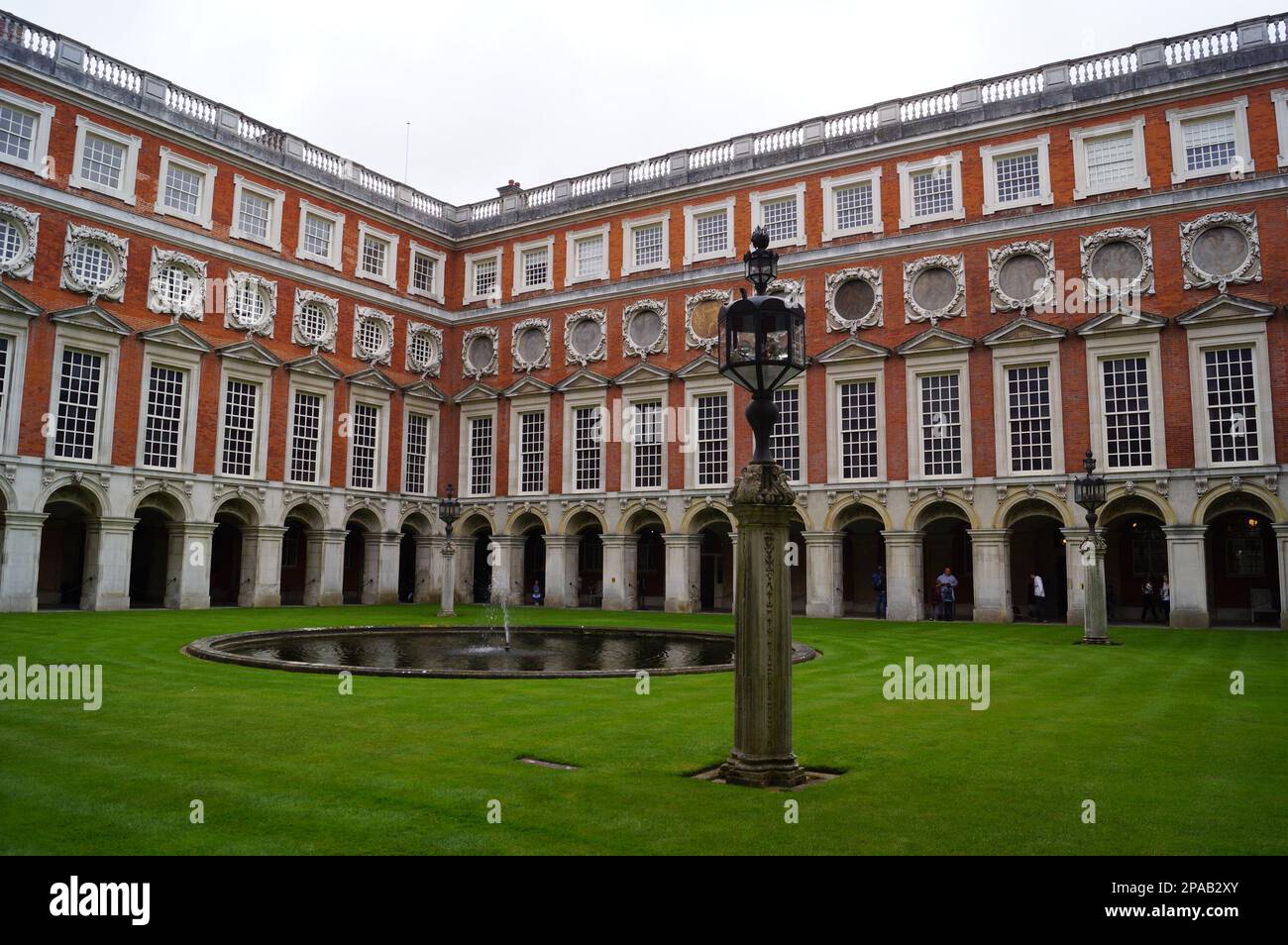 London, UK: a view of the Fountain Court in Hampton Court Palace Stock ...